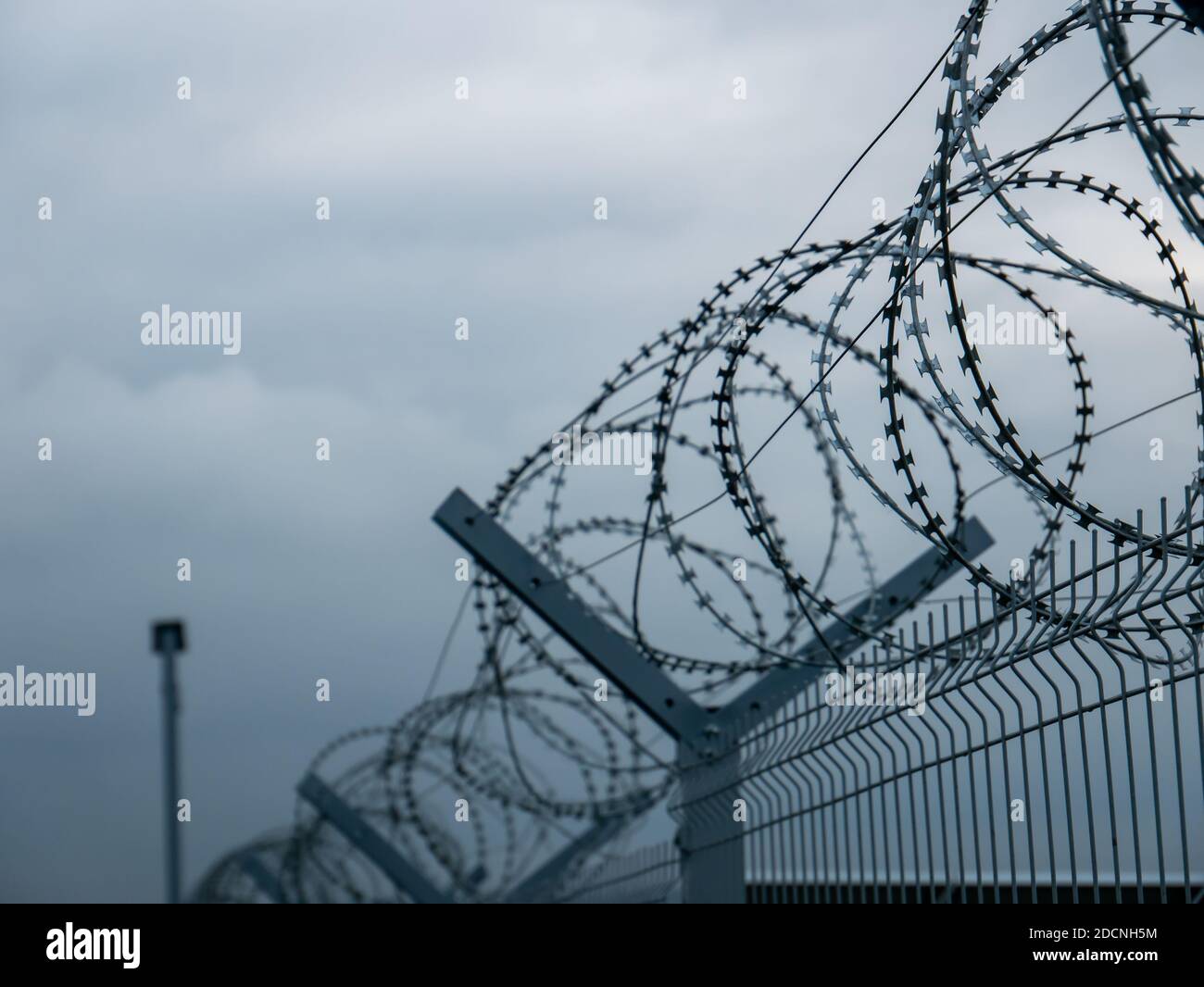 Recinzione perimetrale con filo spinato immagini e fotografie stock ad ...