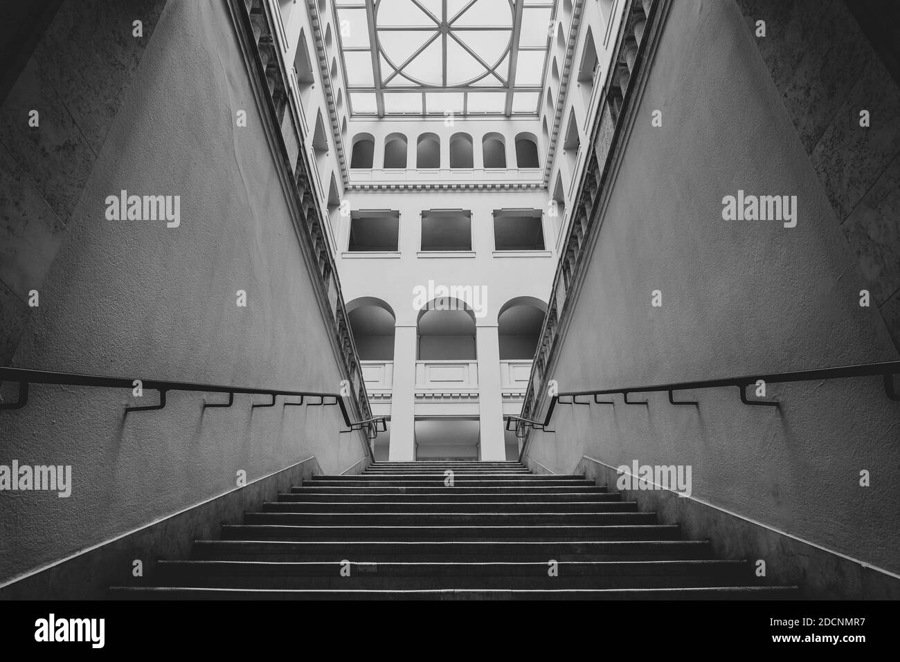 Atrio storico nel Peter Behrens Building Berlino, atrio luminoso, atrio con archi, edificio ...