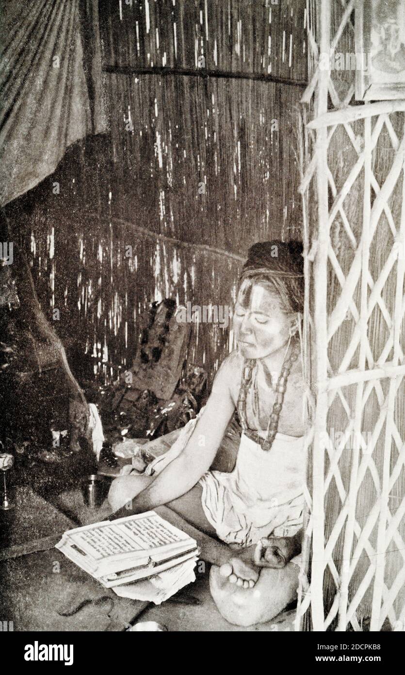 Vaishnavaite nun leggere il Ramayana. Vaishnavismo è una delle maggiori ...