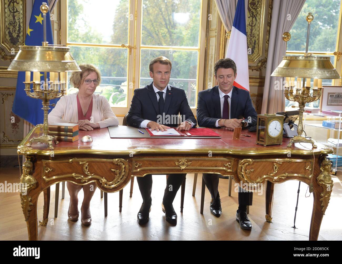 Il presidente francese Emmanuel Macron (C) firma i documenti affiancati ...