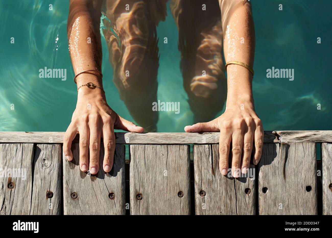Persona che nuota in piscina immagini e fotografie stock ad alta ...