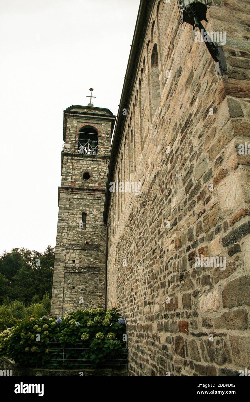 Romanesque architecture 12th century immagini e fotografie stock ad ...