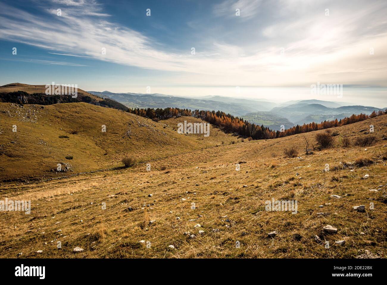 Paesaggio dell'Altopiano della Lessinia in autunno e della Valpolicella ...