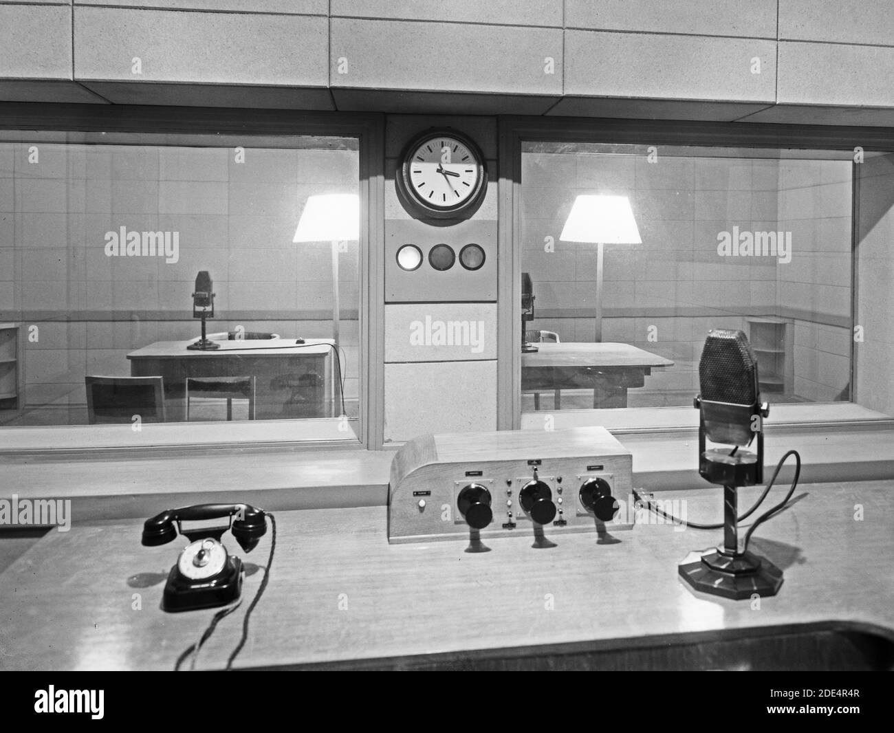 Studio radiofonico 1930s immagini e fotografie stock ad alta ...