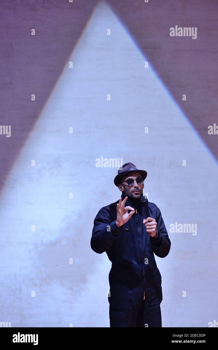 JR frequentando il 'JR au Louvre & le Secret de la Grande Pyramide ...