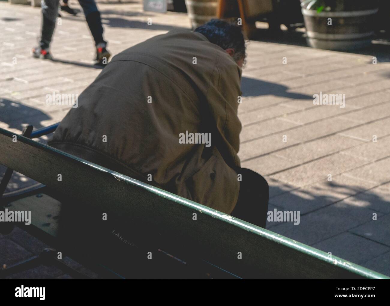 Persona seduta da sola immagini e fotografie stock ad alta risoluzione ...