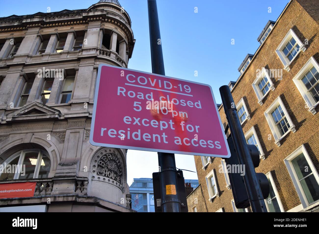 Cartello stradale chiuso west end immagini e fotografie stock ad alta ...