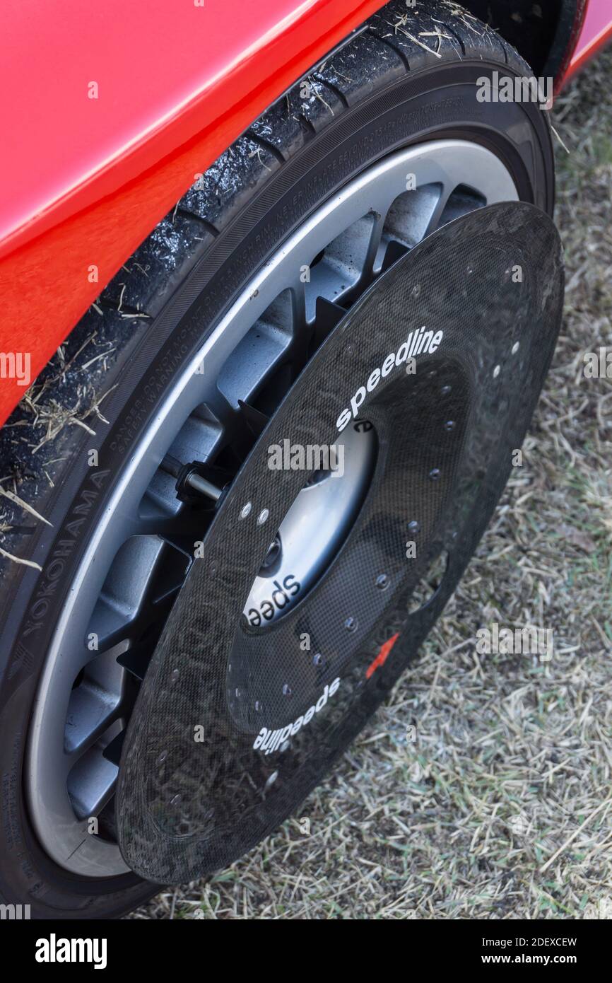 Primo piano dei cerchi in lega Speedline Montecarlo con ulteriori ...