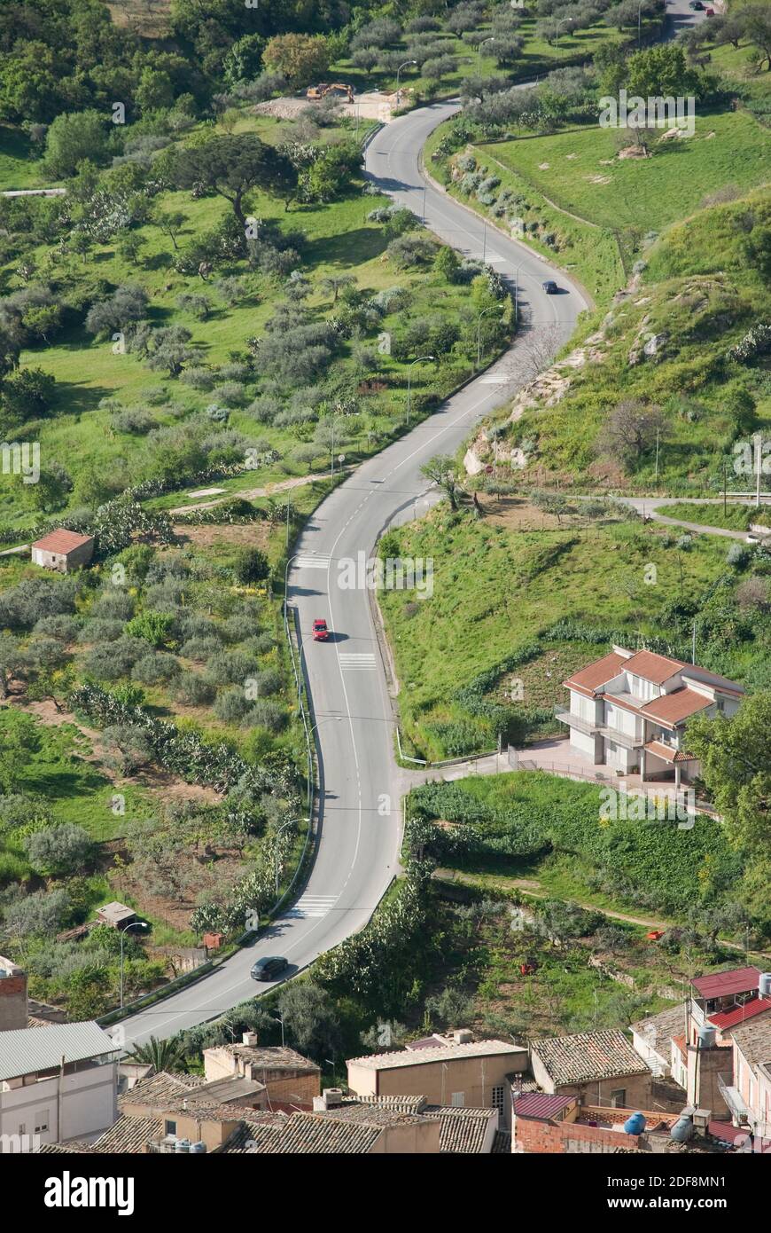 Winding road aerial immagini e fotografie stock ad alta risoluzione - Alamy