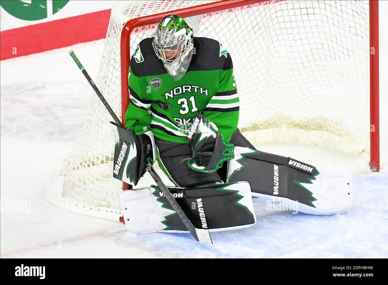 4 dicembre 2020 il goaltender Adam Scheel (31) del North Dakota ...
