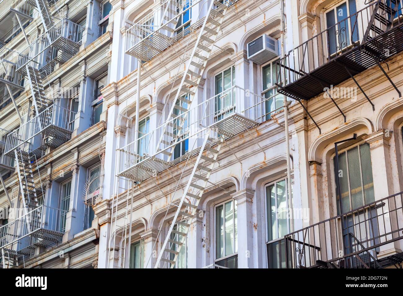 Nuova scala antincendio immagini e fotografie stock ad alta risoluzione ...