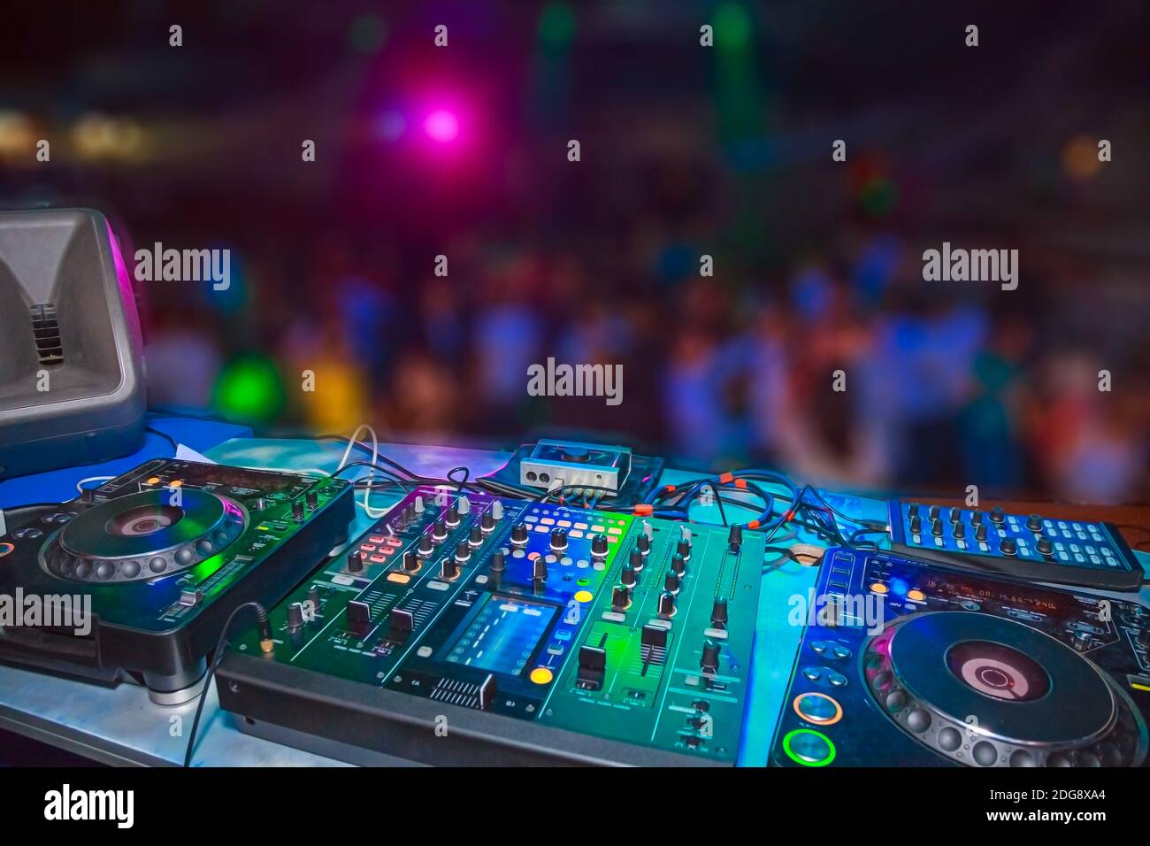 Dj console immagini e fotografie stock ad alta risoluzione - Alamy