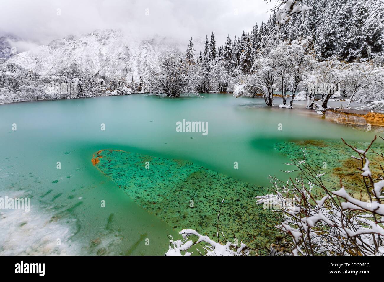 Acqua di lago colorata immagini e fotografie stock ad alta risoluzione ...