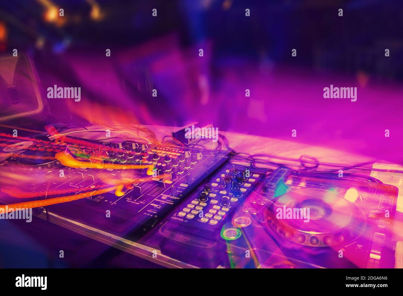 Dj console immagini e fotografie stock ad alta risoluzione - Alamy