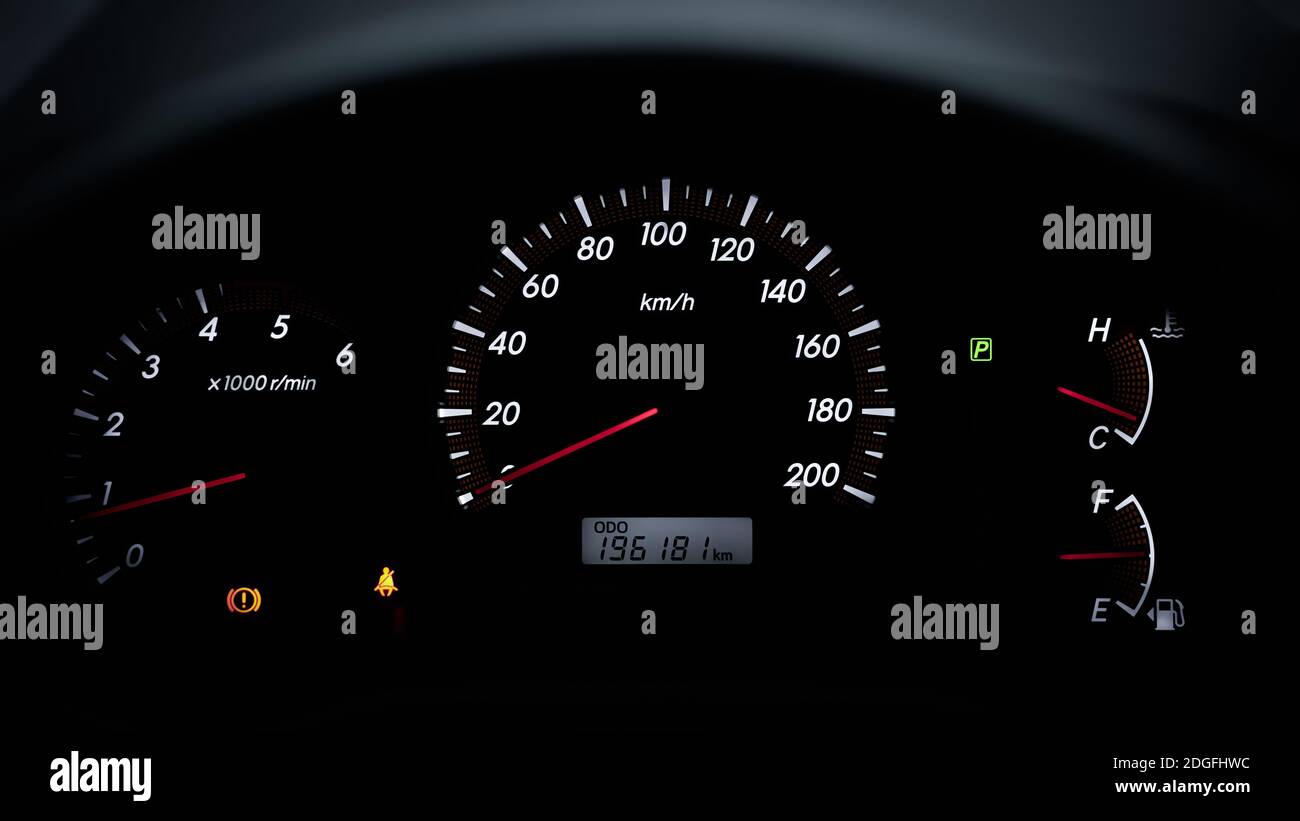 Tachimetro per auto immagini e fotografie stock ad alta risoluzione - Alamy