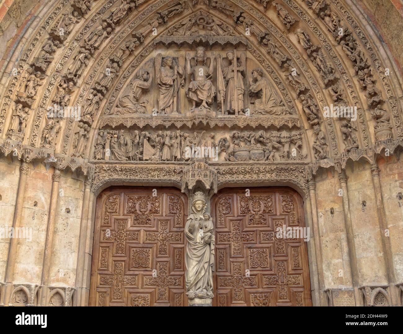 Il timpano e la statua di la Virgen Blanca (replica) nel portale del ...
