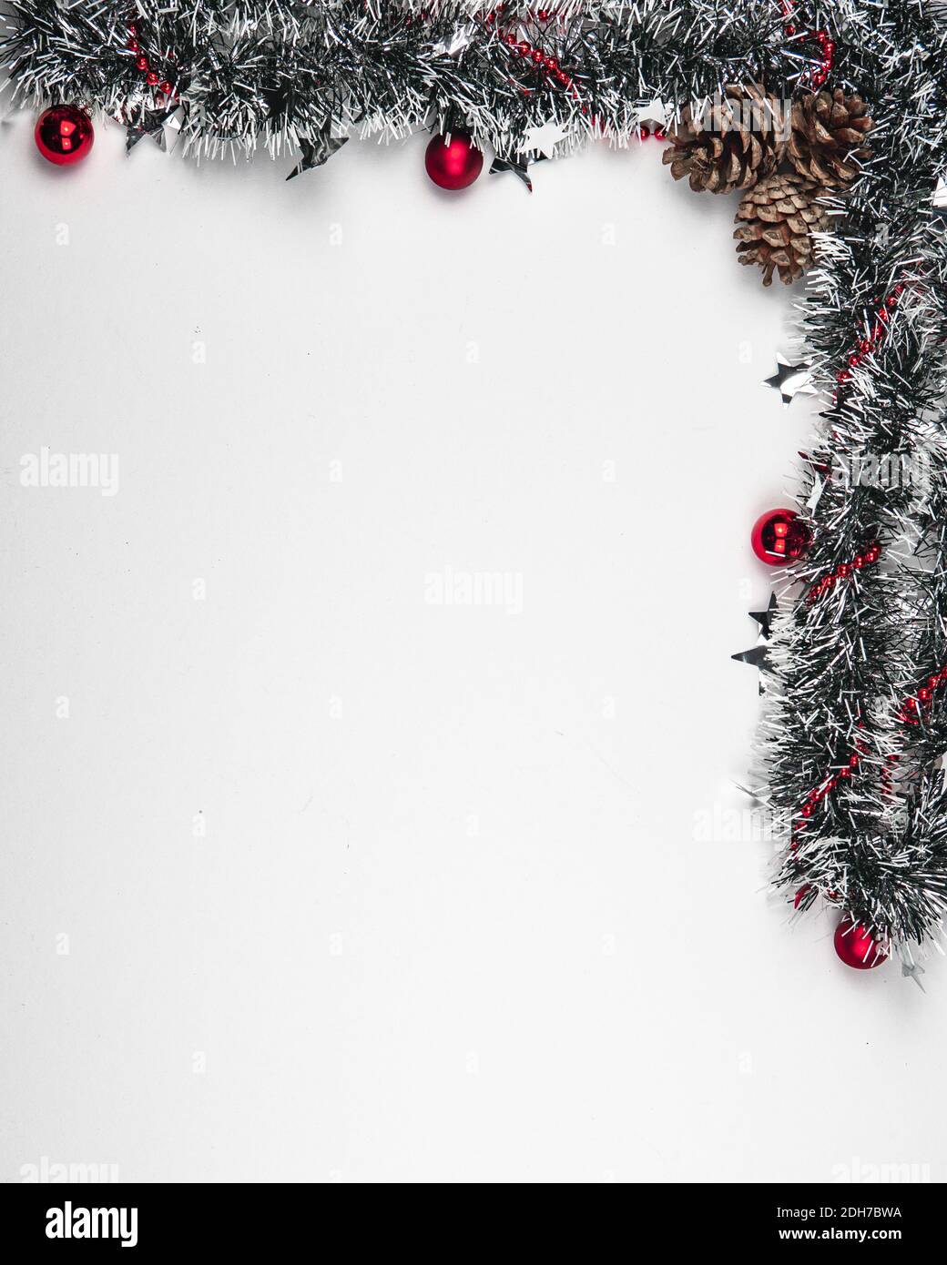 Un'immagine verticale di belle decorazioni natalizie su sfondo bianco ... Un'immagine verticale di belle decorazioni natalizie su sfondo bianco ...