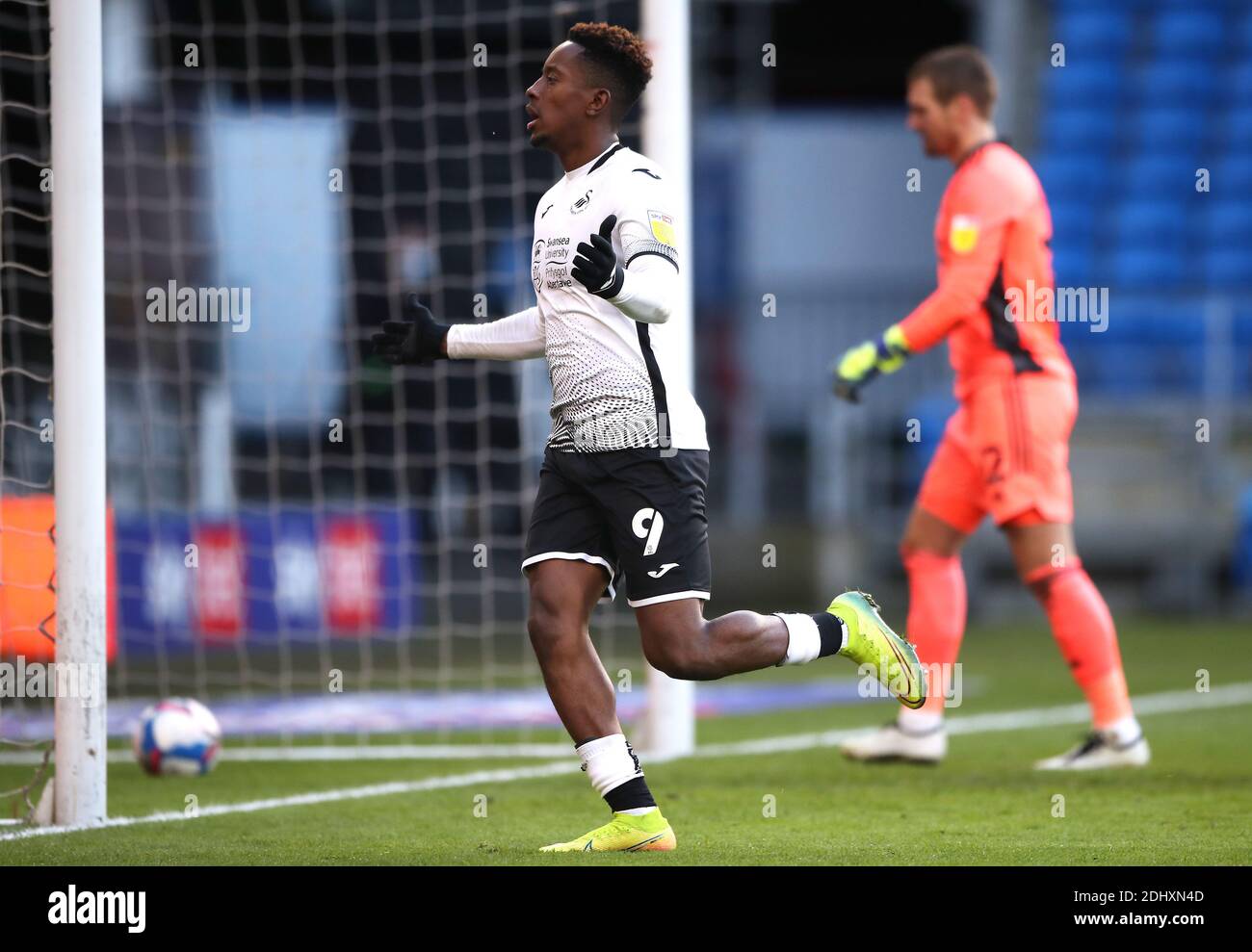 Jamal Lowe di Swansea City (a sinistra) celebra il secondo gol del suo ...