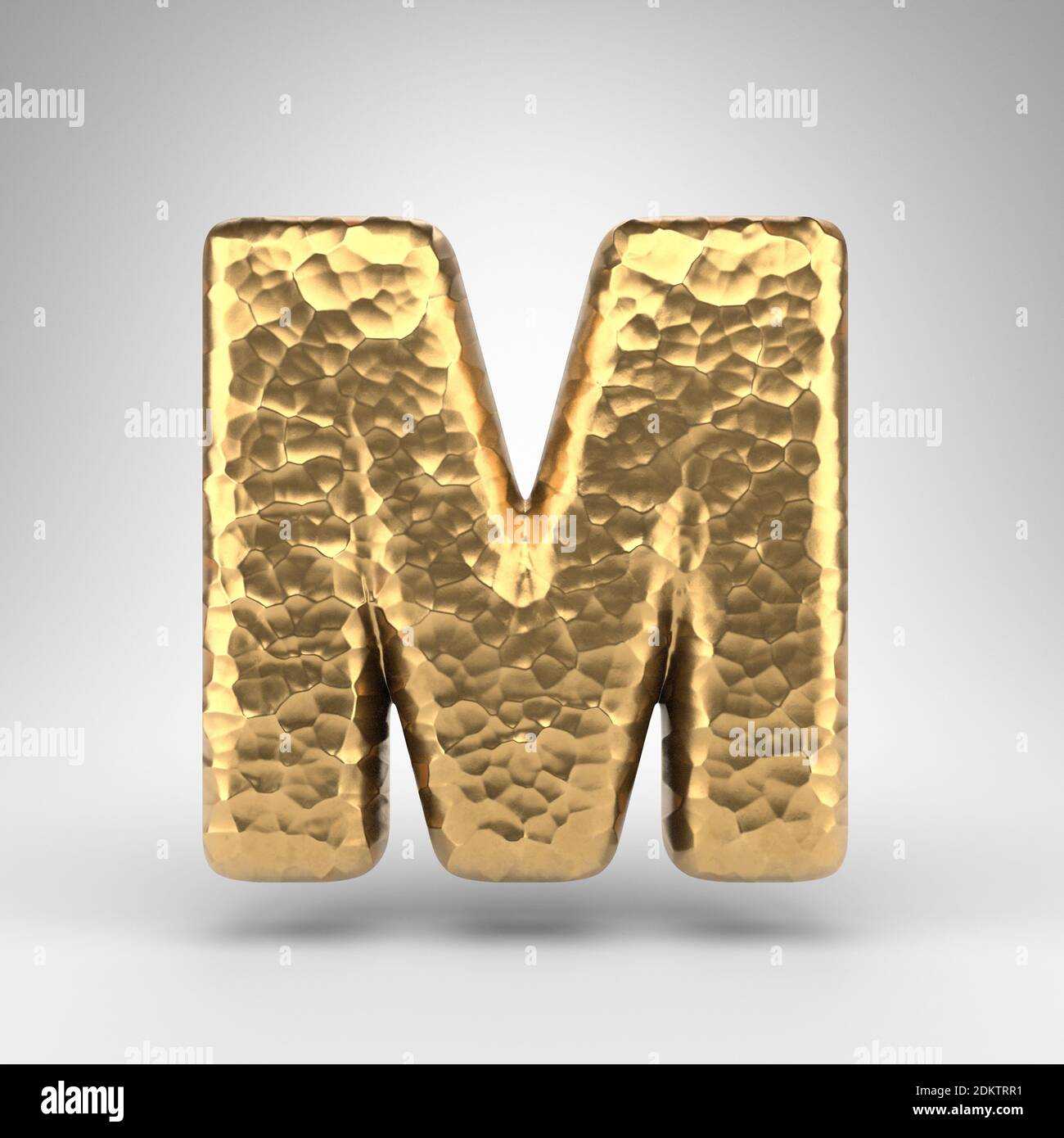 Lettera M maiuscola su sfondo bianco. Font 3D con rendering in ottone ...