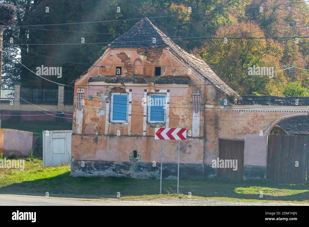 Vista del pittoresco villaggio Viscri in Romania. Dipinte vecchie case ...