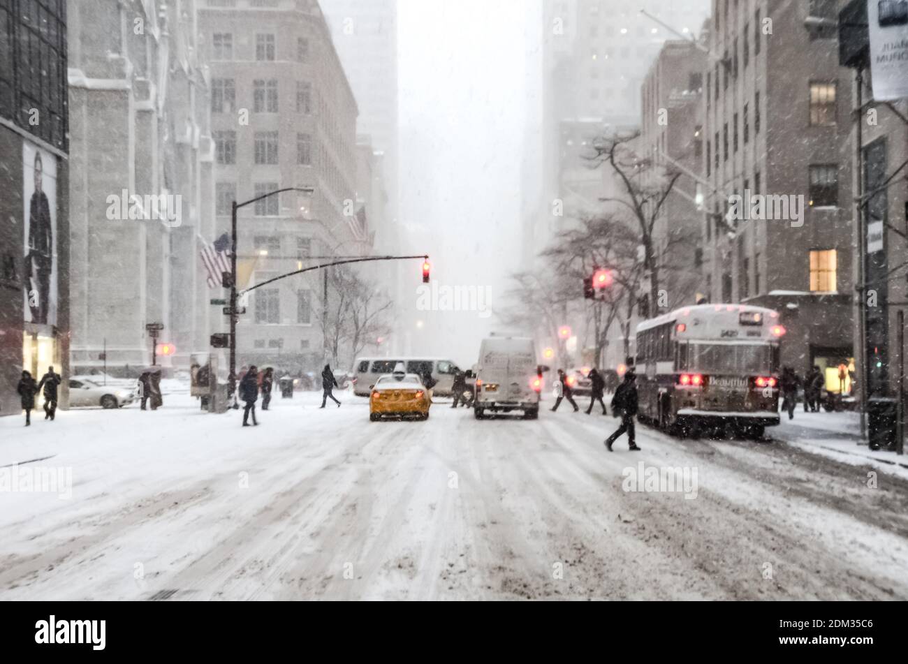 Tempesta di neve invernale a New York City con la neve pesante che cade ...