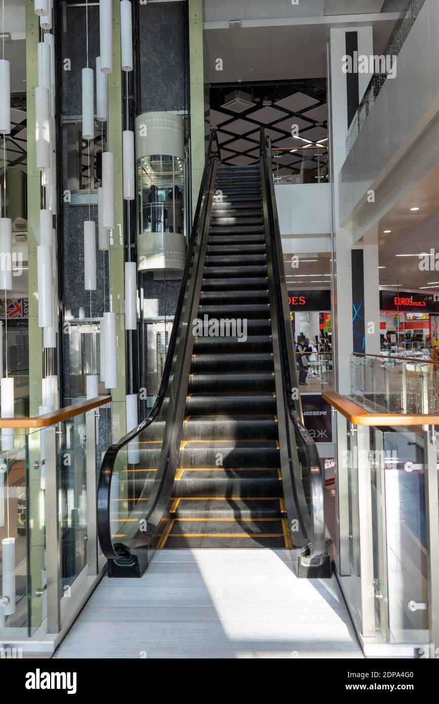 Scala mobile elettrica o scala mobile e ascensore in un trendy centro ...