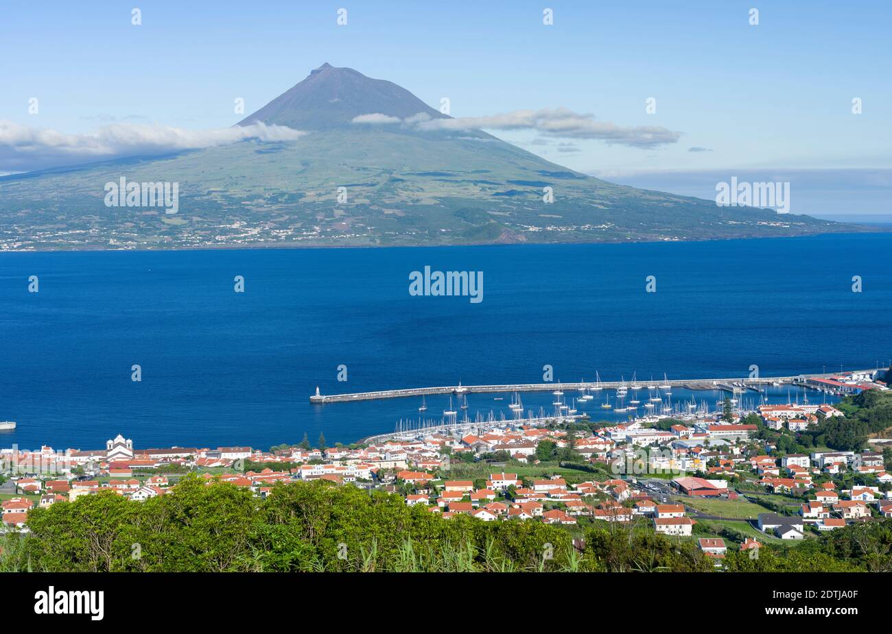Horta, la città principale di Faial. Isola e vulcano Pico sullo sfondo ...