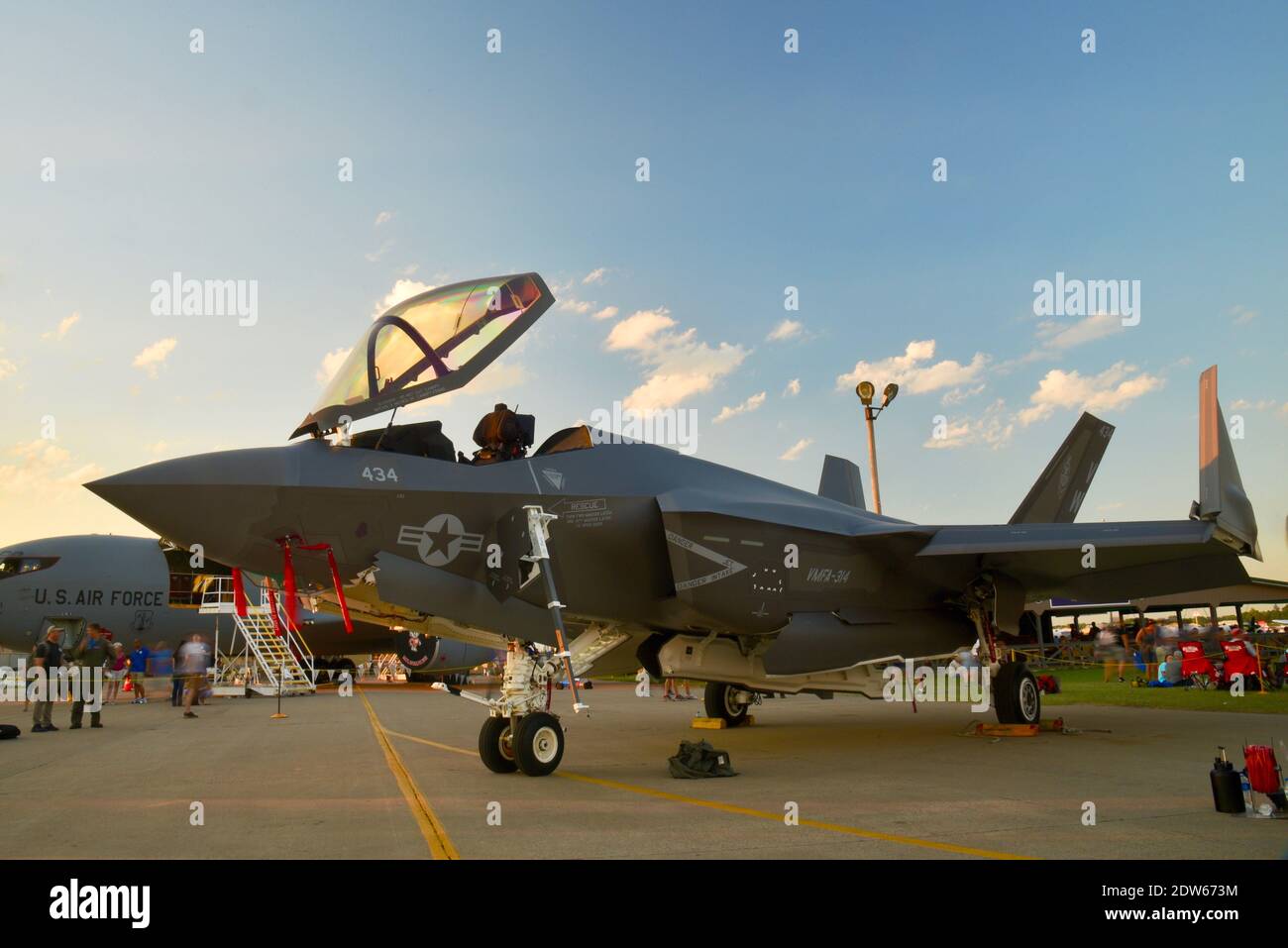 Dimostrazione di volo con le capacità letali del primo jet da ...