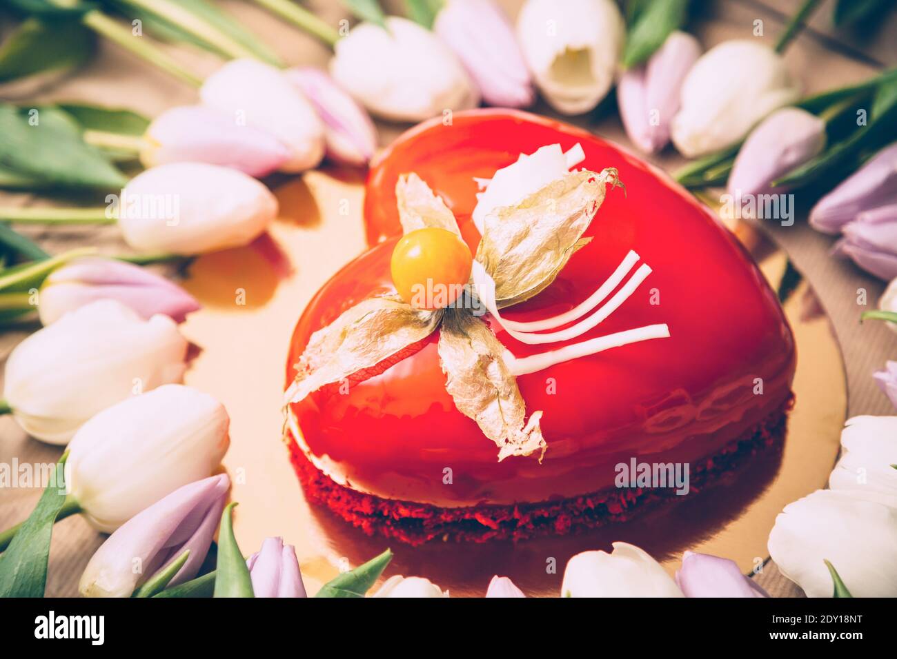 Torta rossa a forma di cuore per San Valentino, Festa della mamma ...
