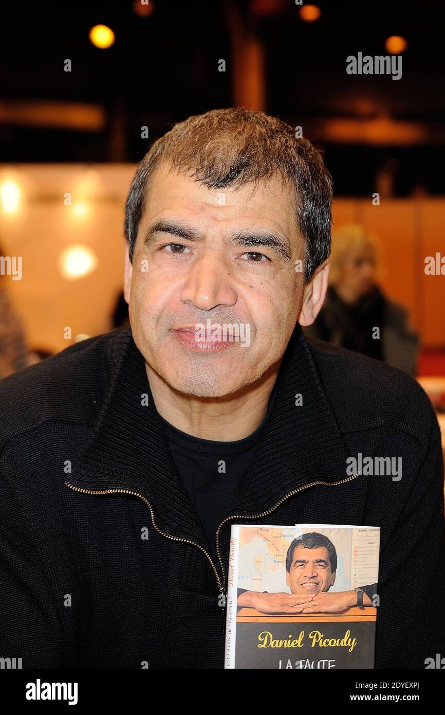 Daniel Picouly firma copie del suo libro durante la fiera del libro di ...