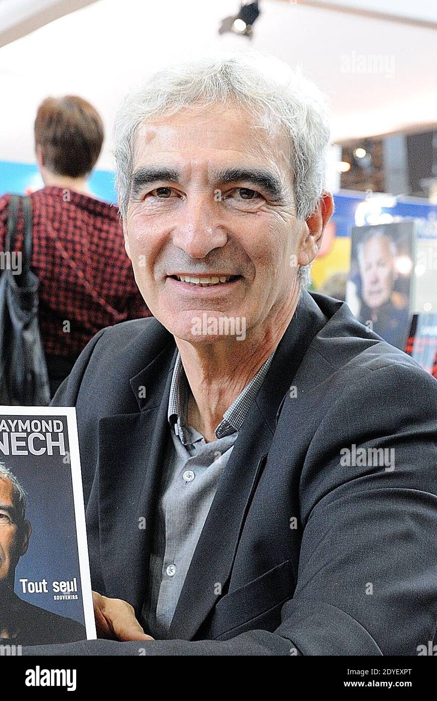 Raymond Domenech firma copie del suo libro durante la fiera del libro ...