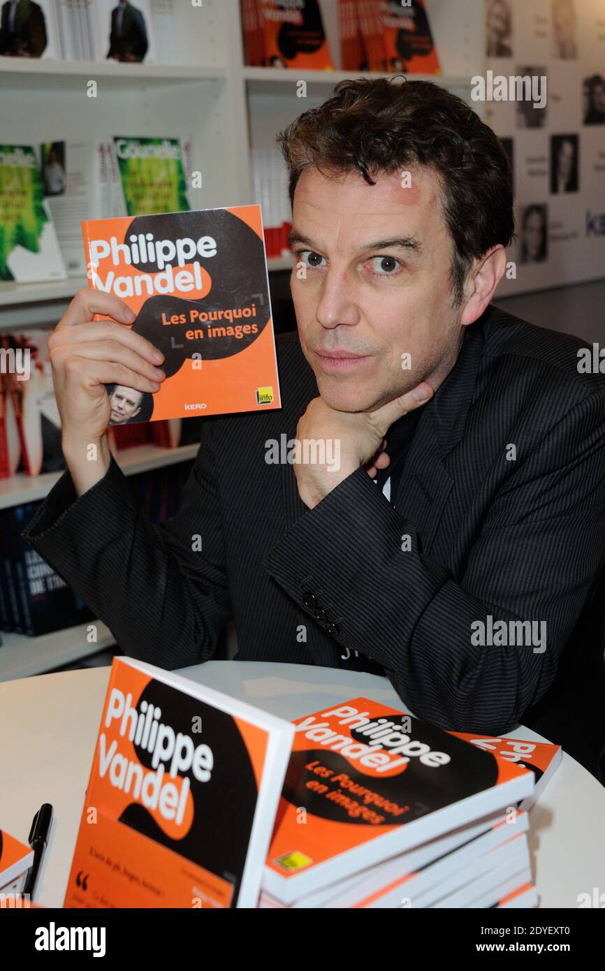 Philippe Vandel firma copie del suo libro durante la fiera del libro di ...