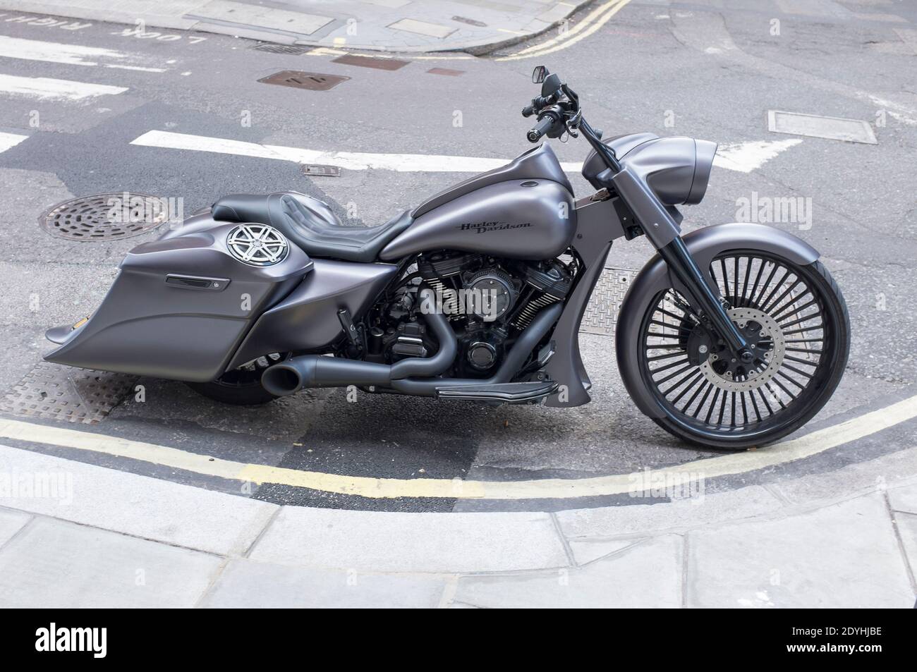 Harley davidson motor bike parked immagini e fotografie stock ad alta ...