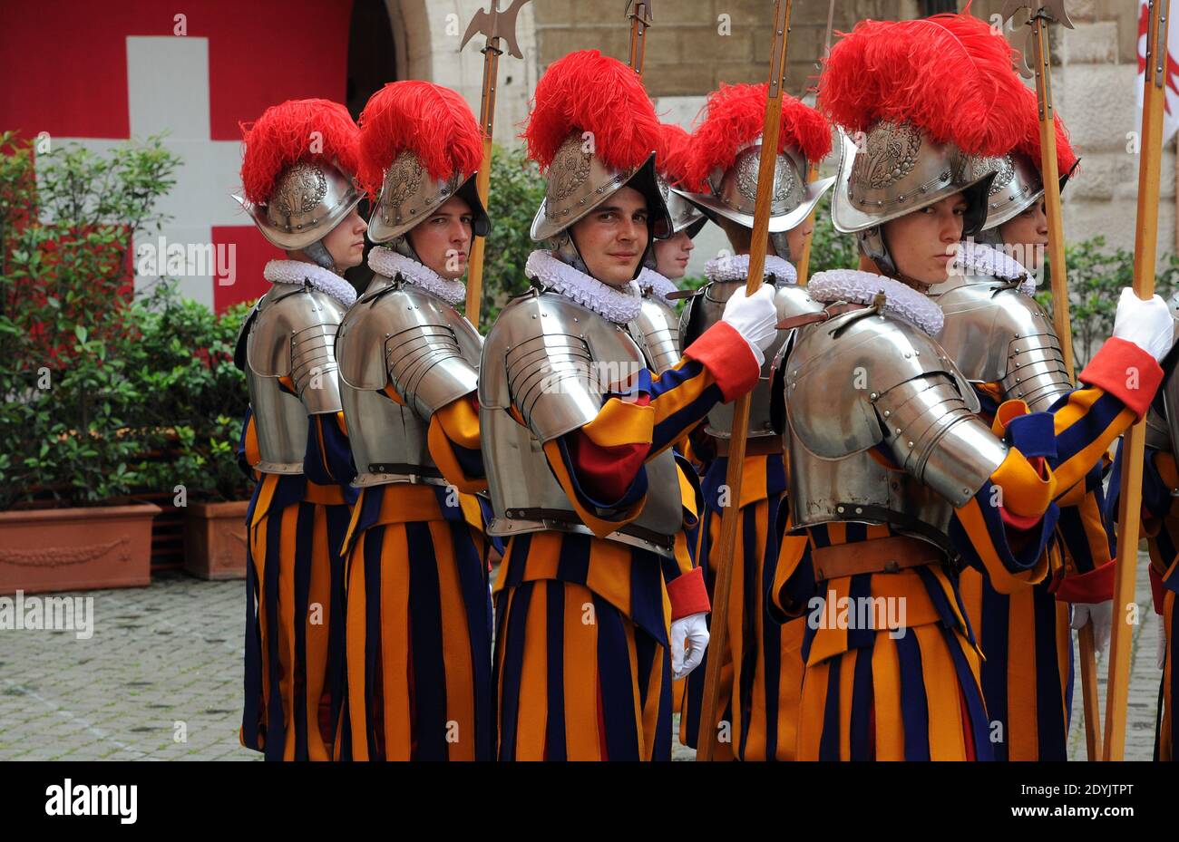 Le Guardie Svizzere del Vaticano hanno giurato in 2013 nuove reclute il ...
