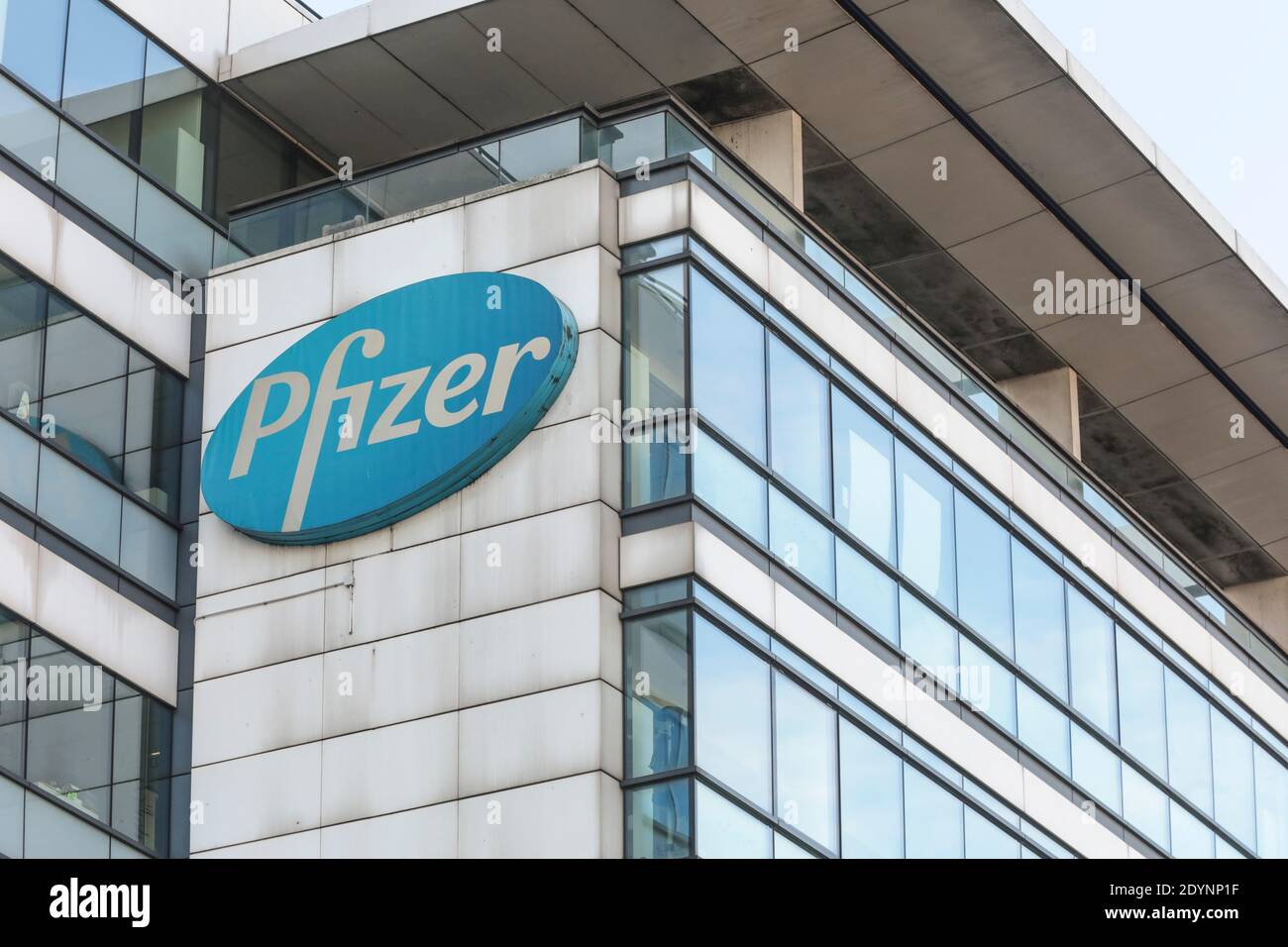 Logo pfizer immagini e fotografie stock ad alta risoluzione - Alamy