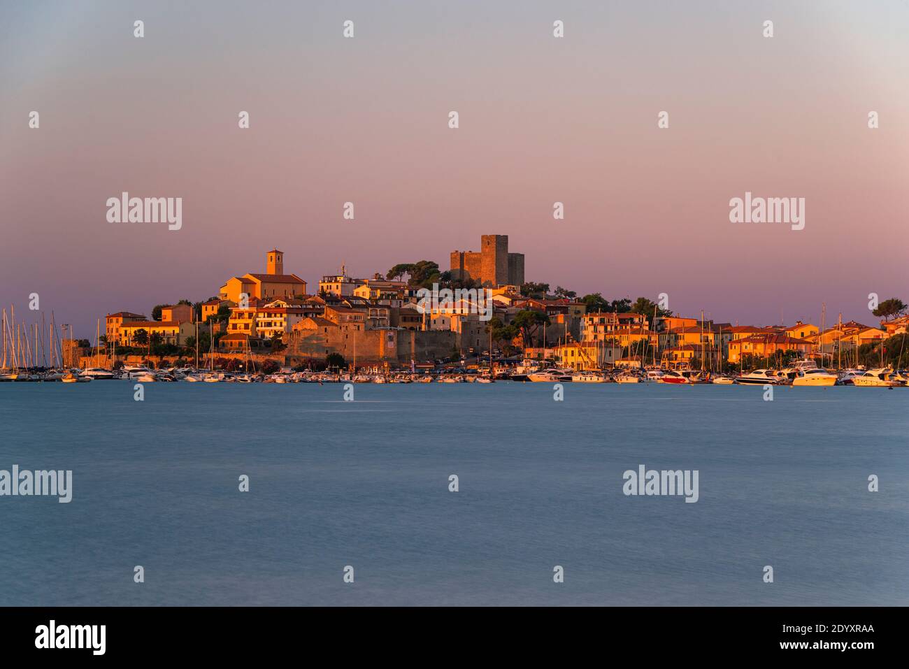 Porto, centro storico e castello di Talamone sulla costa maremmana al ...