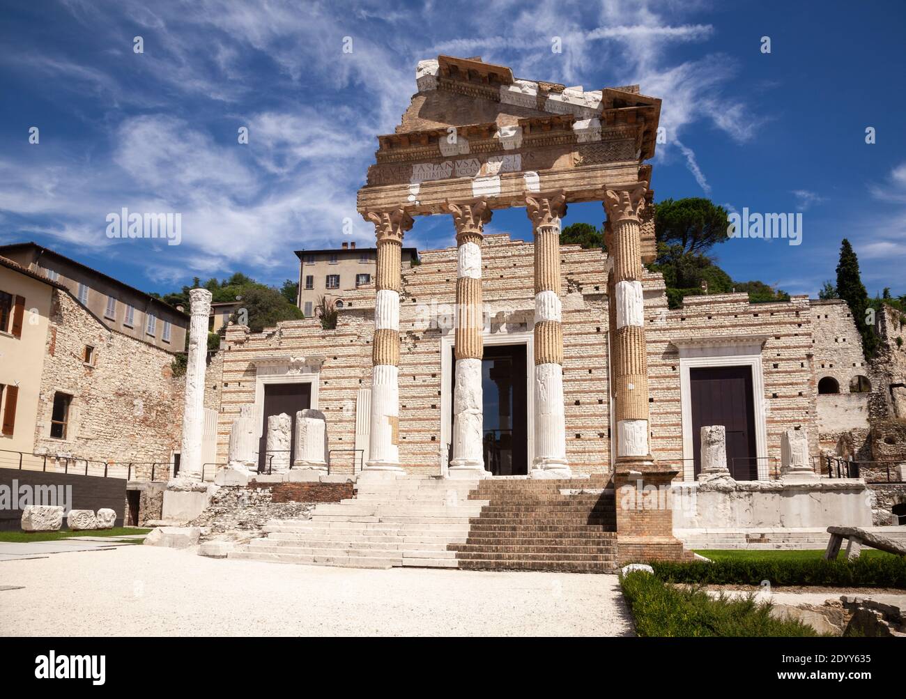 Tempio di vespasiano e portico immagini e fotografie stock ad alta ...