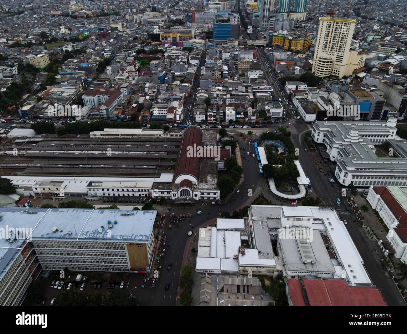 Vista aerea della stazione ferroviaria Kota di Giacarta con sfondo ...