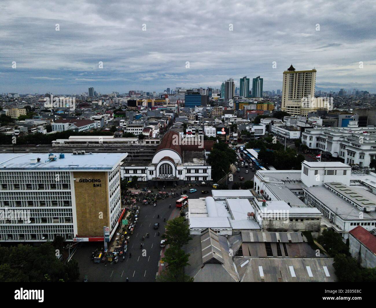 Vista aerea della stazione ferroviaria Kota di Giacarta con sfondo ...