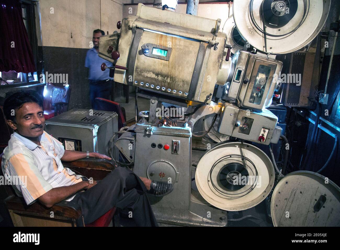 Foto mostra: Vecchio cinema nello Sri Lanka.Regal cinema a Negombo che ...