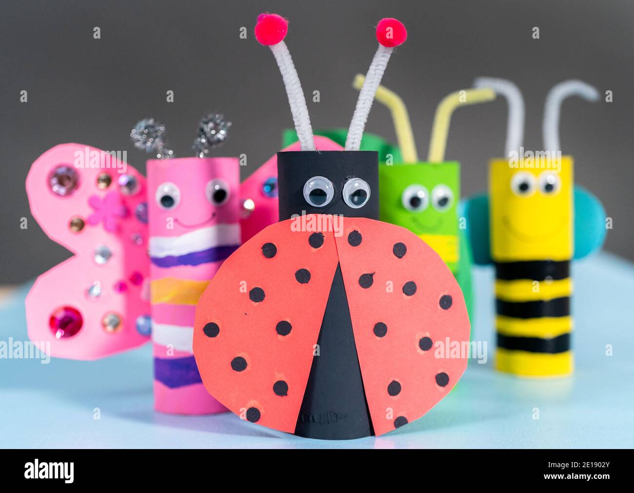 Progetto di papercraft. Insetti colorati realizzati con rotoli di carta ...