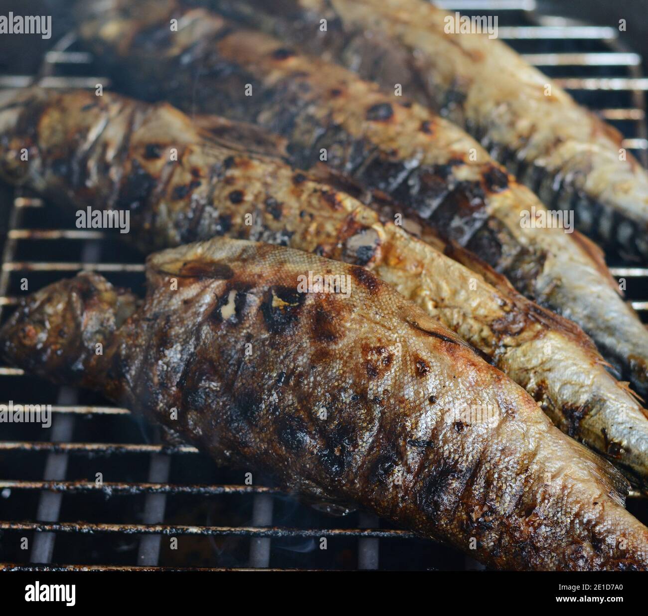 Barbecue con pesce. Pesce sgombro alla griglia. Il pesce grasso e ...
