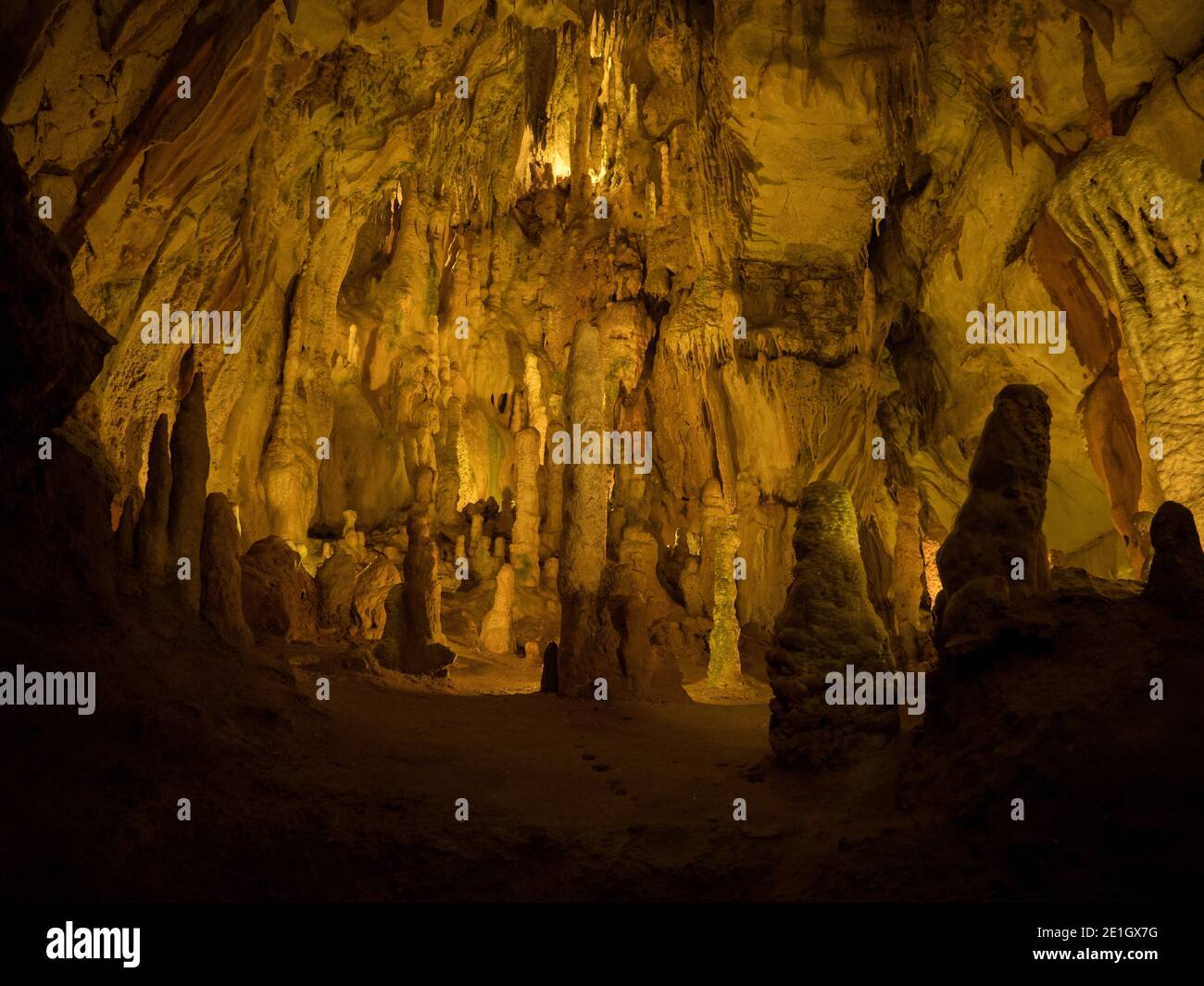 Luci illuminate stalagmiti stalattiti calcare mostra caverna Grutas ...