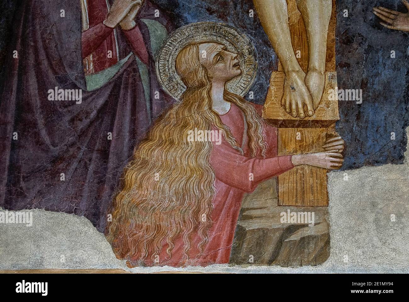 Maria Maddalena abbraccia il fusto della croce sotto i piedi di Cristo ...