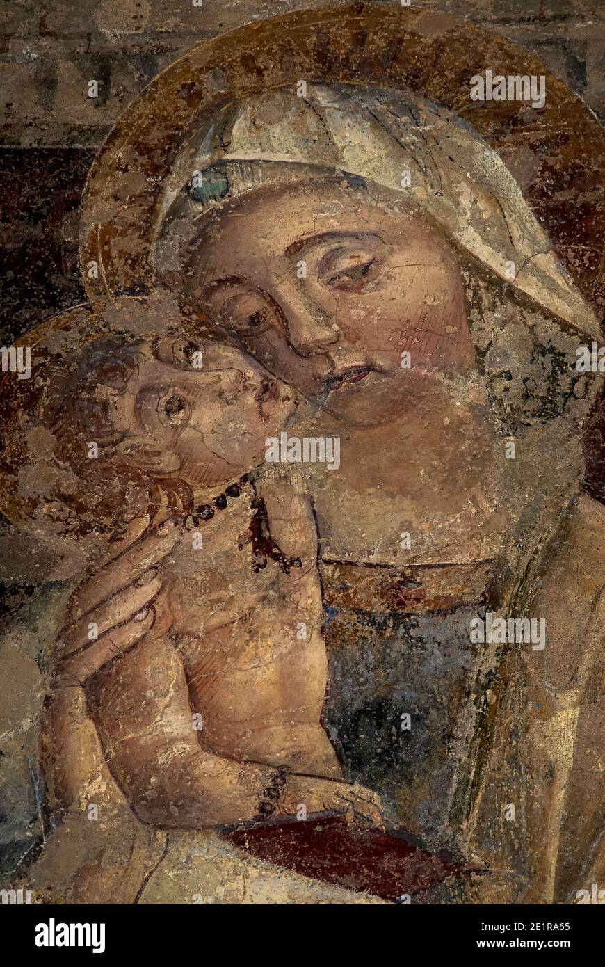 Madonna e Cristo bambino. Affresco medievale, probabilmente dipinto nel ...