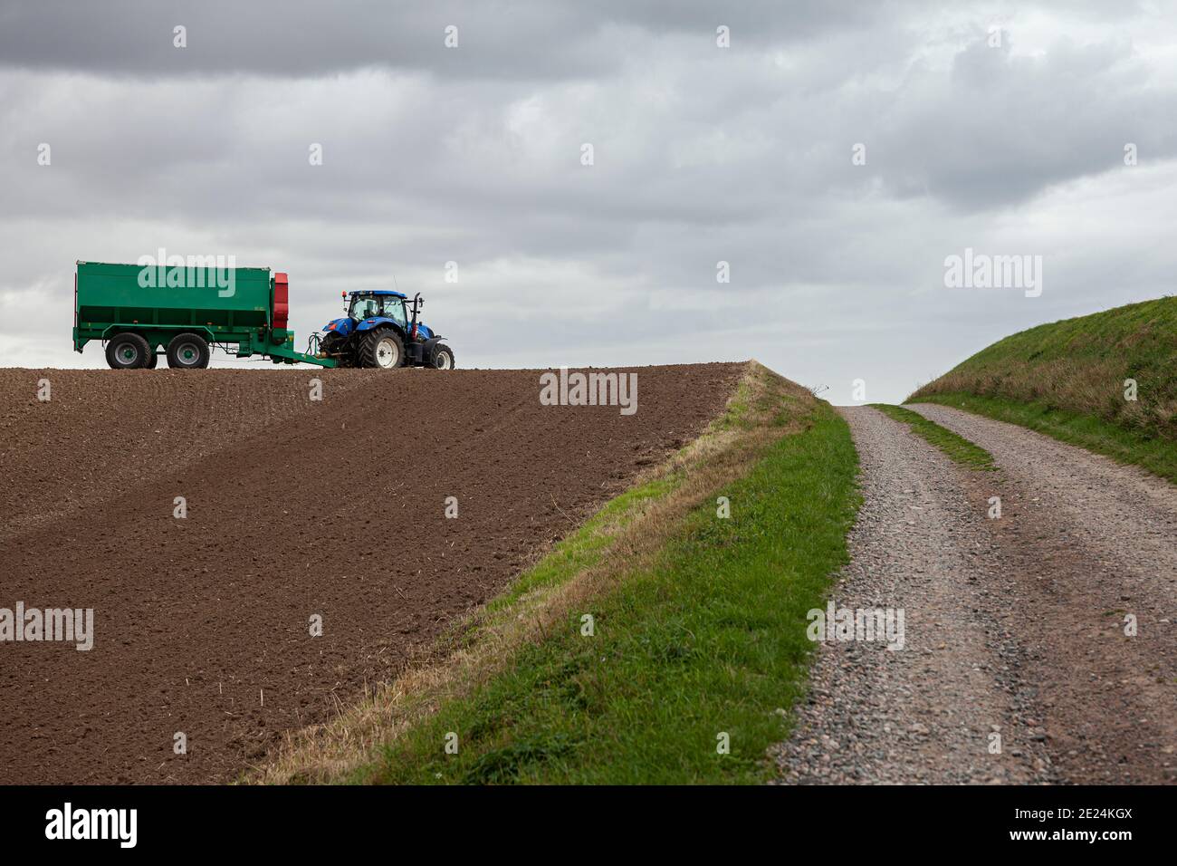 Trattore e rimorchio su strada immagini e fotografie stock ad alta ...