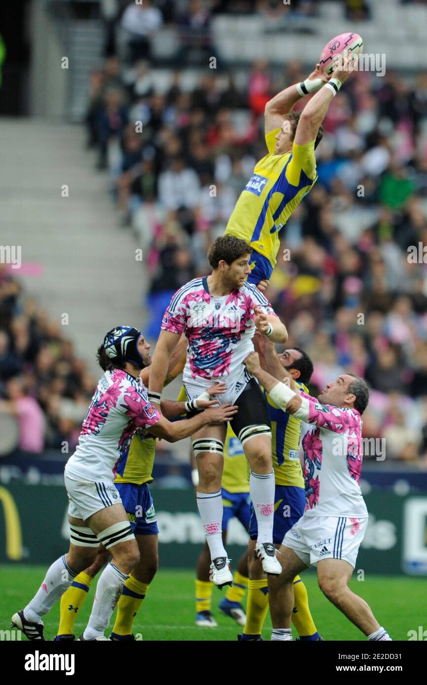Il Pascal Pape di Stade Francais combatte il Jason White di Clermont ...