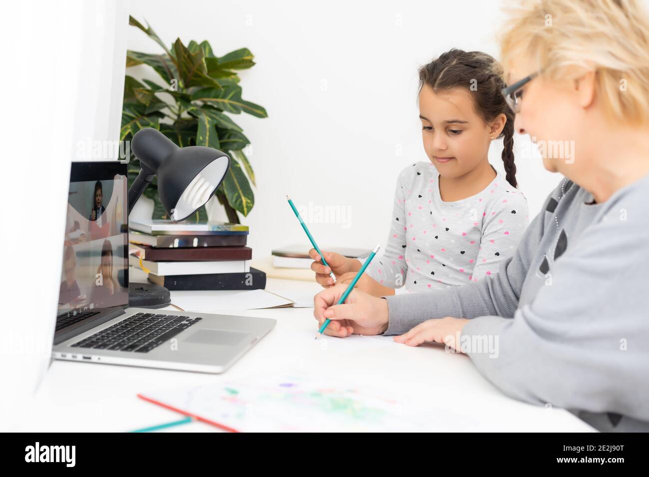 Bambino che fa i compiti cartoon immagini e fotografie stock ad alta ...