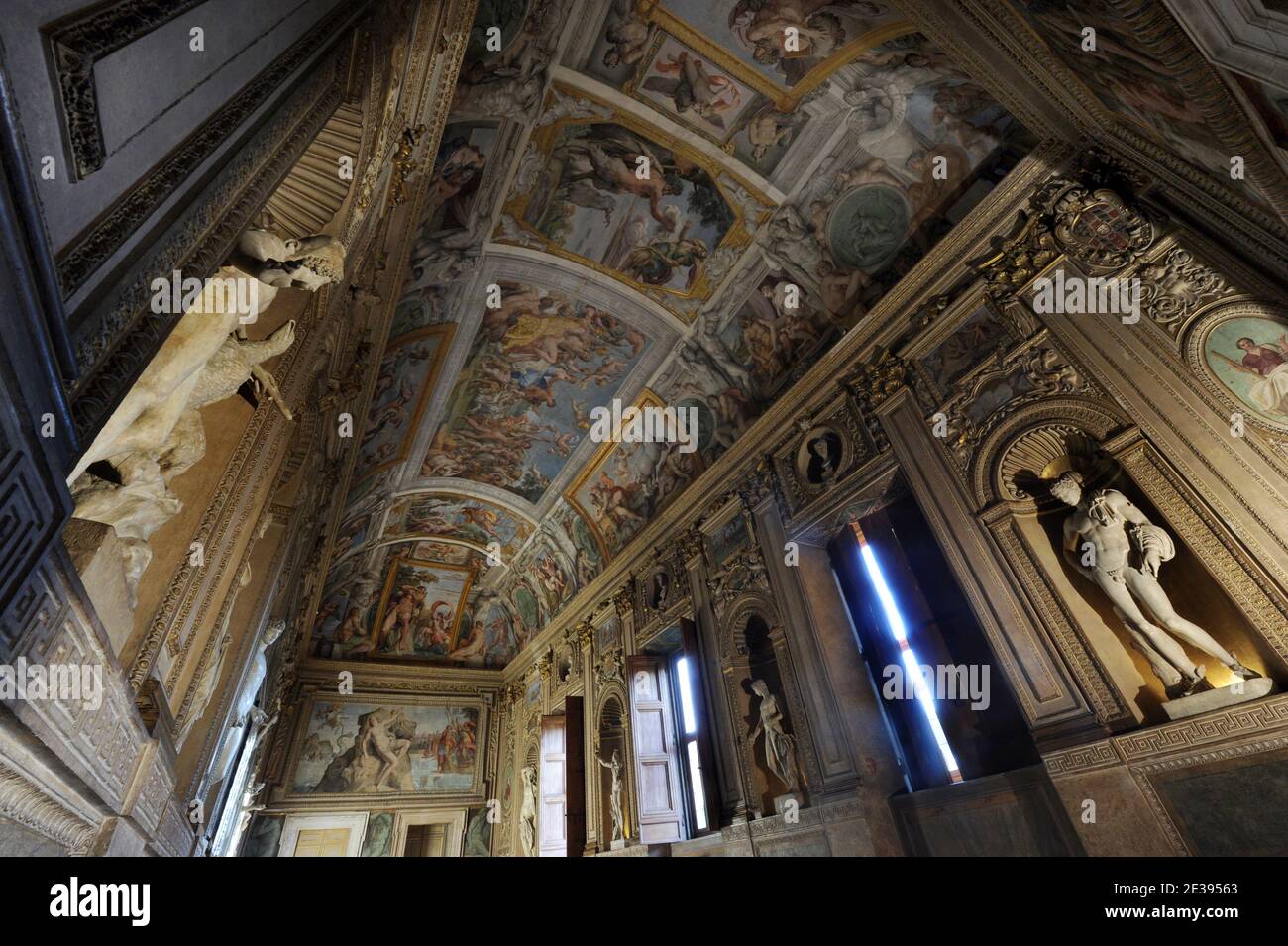 La galleria di Carracci, con gli affreschi 'gli amori degli dei' di ...