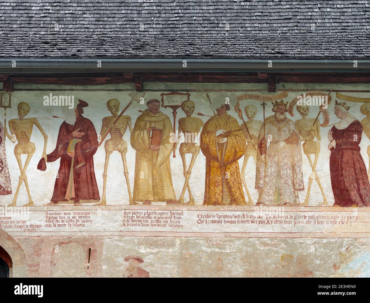 Chiesa di San Vigilio e affresco Danza Macabra (Danza Macabre o Danza della morte) di Simone ...